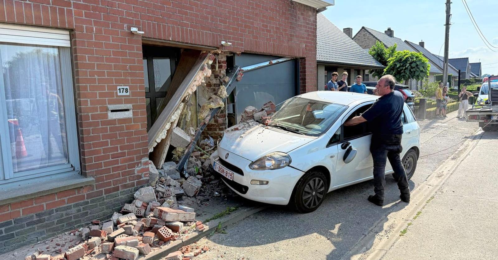 Bestuurder wijkt uit voor tiener (16) die net van bus stapt en knalt ...