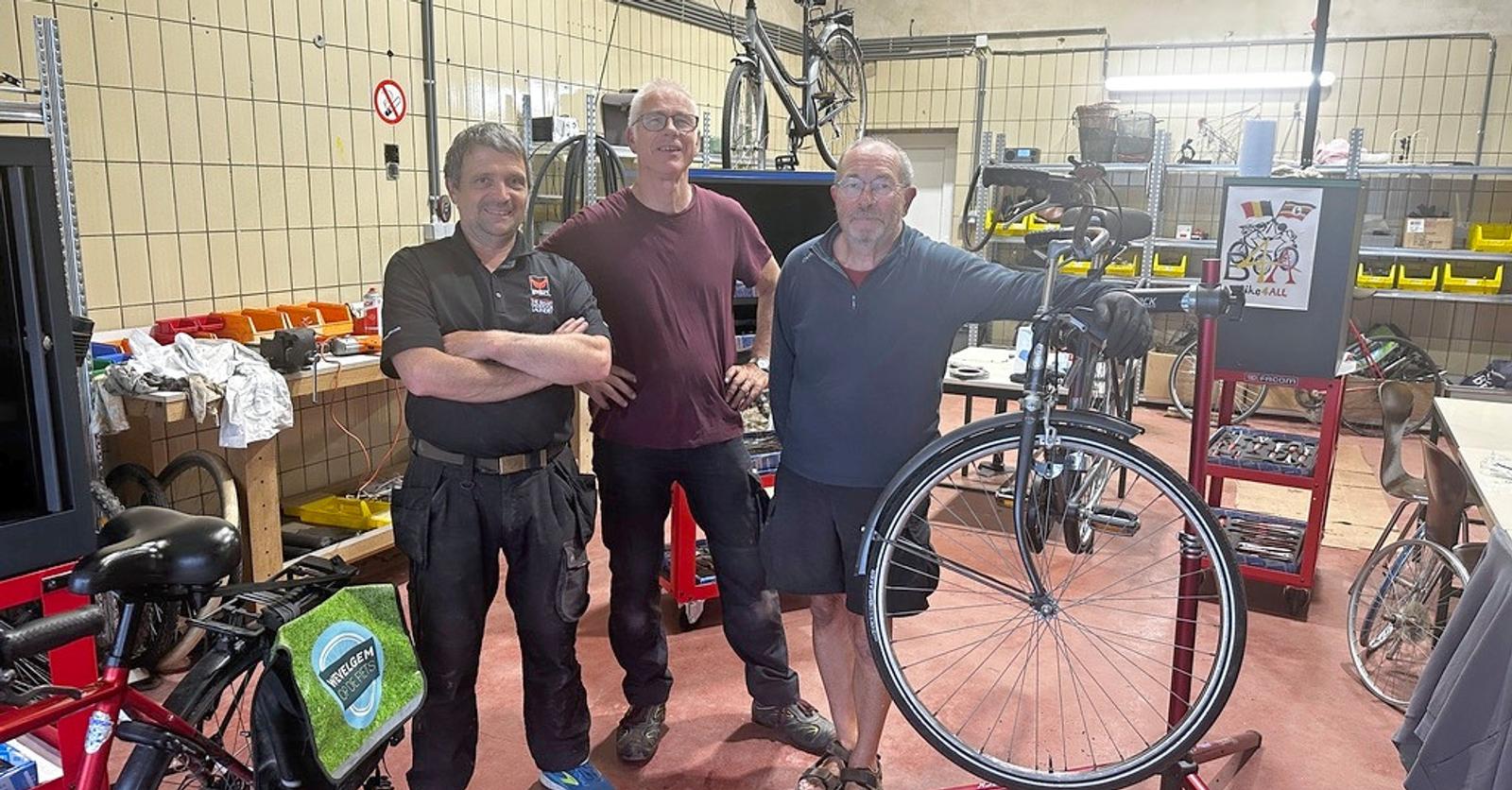 De Velomakers geven tweede leven aan oude fietsen: “Zo helpen we ...