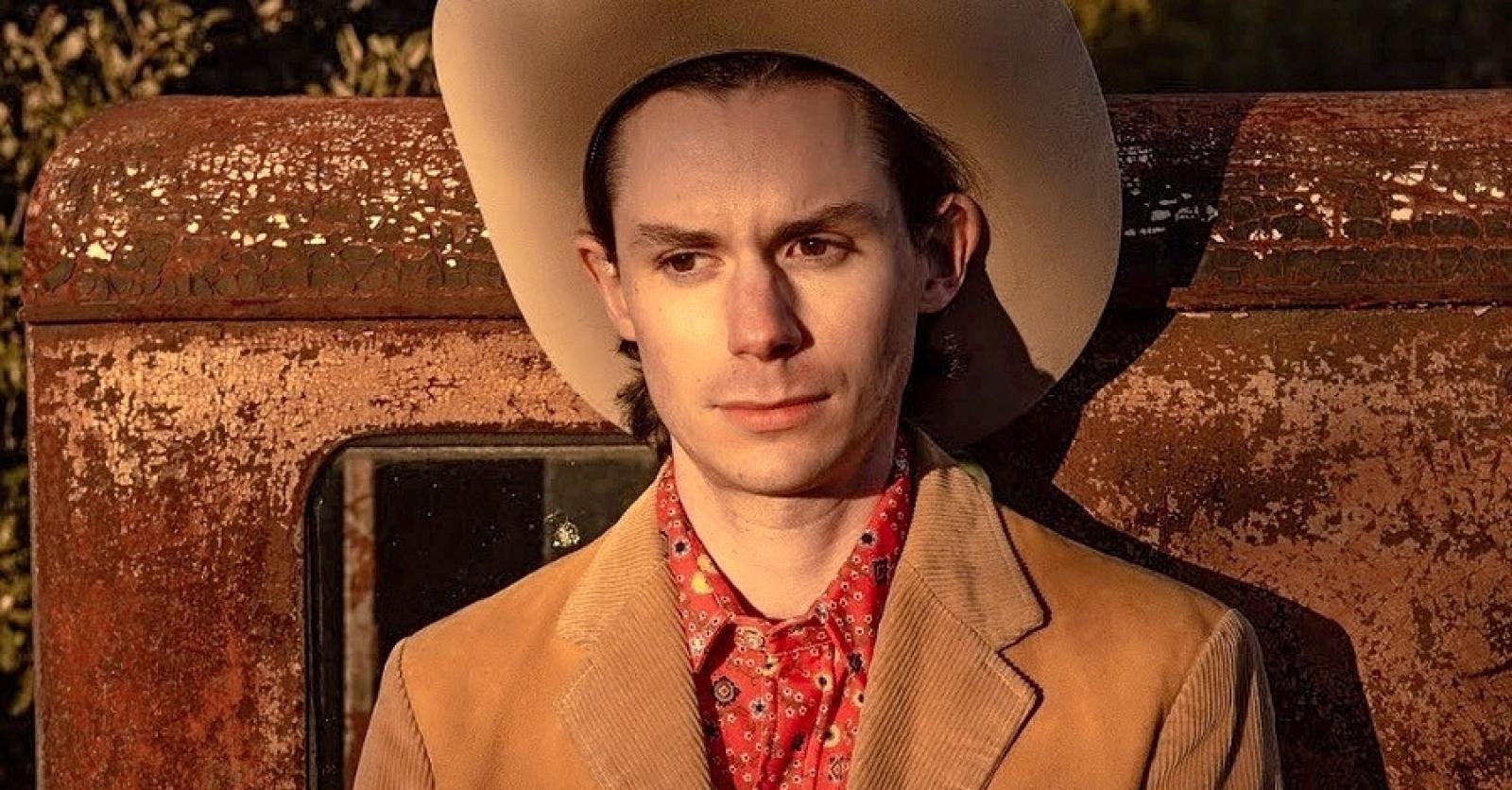 Hayden Pedigo plukt vakkundig maar braaf aan zijn snaren op ‘I’ll Be ...