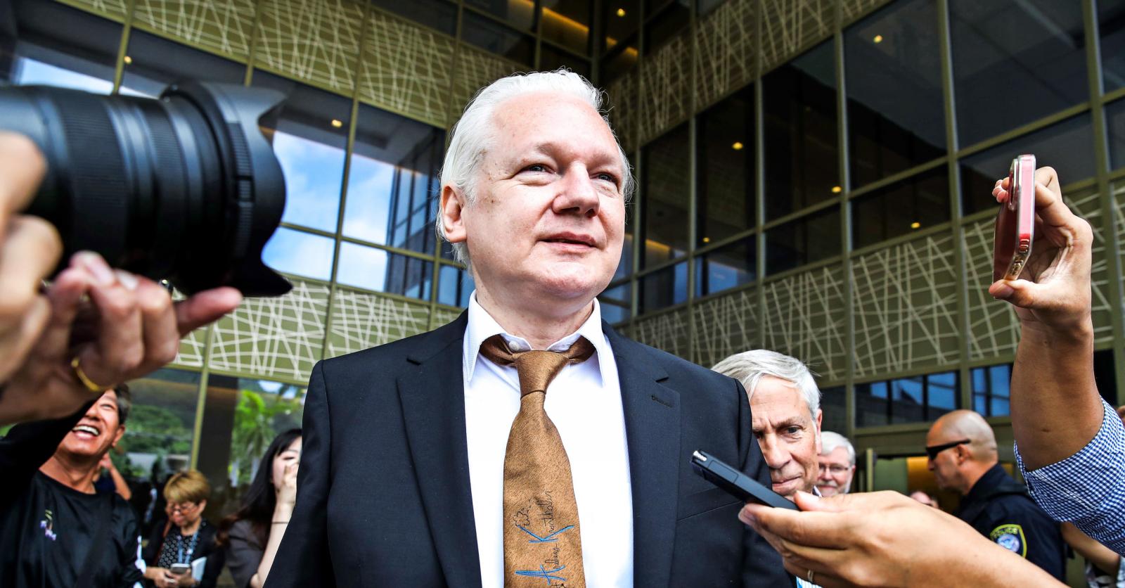 Hoe Julian Assange een brandpunt werd voor fake news en ...