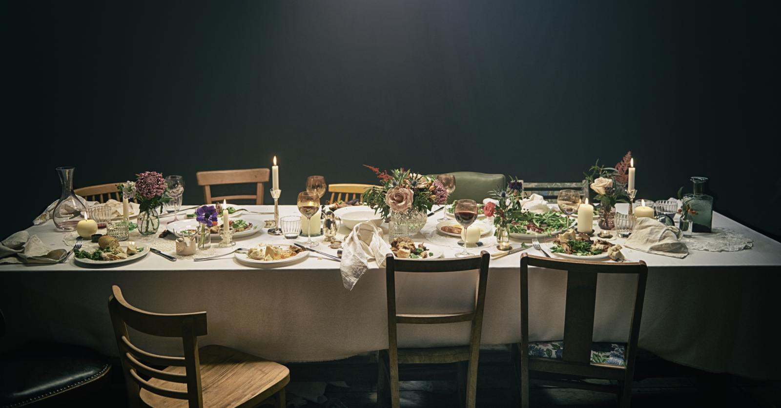 Feestmenu met aspergecharlotte, kreeftlasagne, knorhaan en rode gazpacho