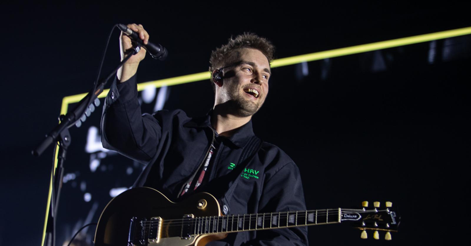 Sam Fender laat zich in Vorst Nationaal kennen als de Ken Loach van de ...