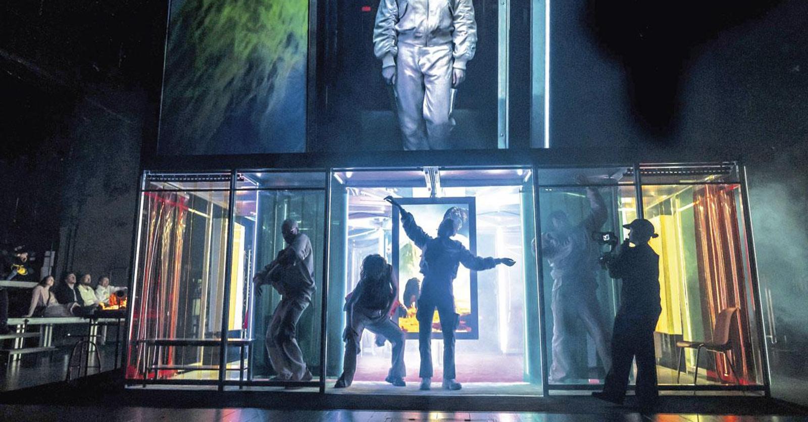 The Employees, un spectacle hybride sur notre condition humaine