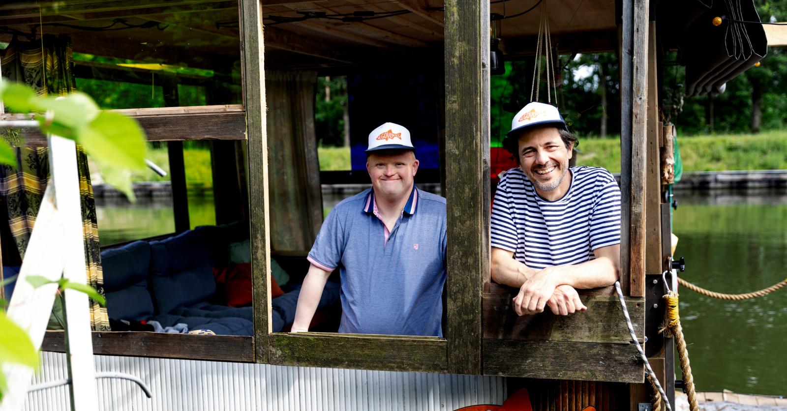 De Goudvis: Dieter Coppens en Kevin dopen hun zelfgemaakt bootje - Flair