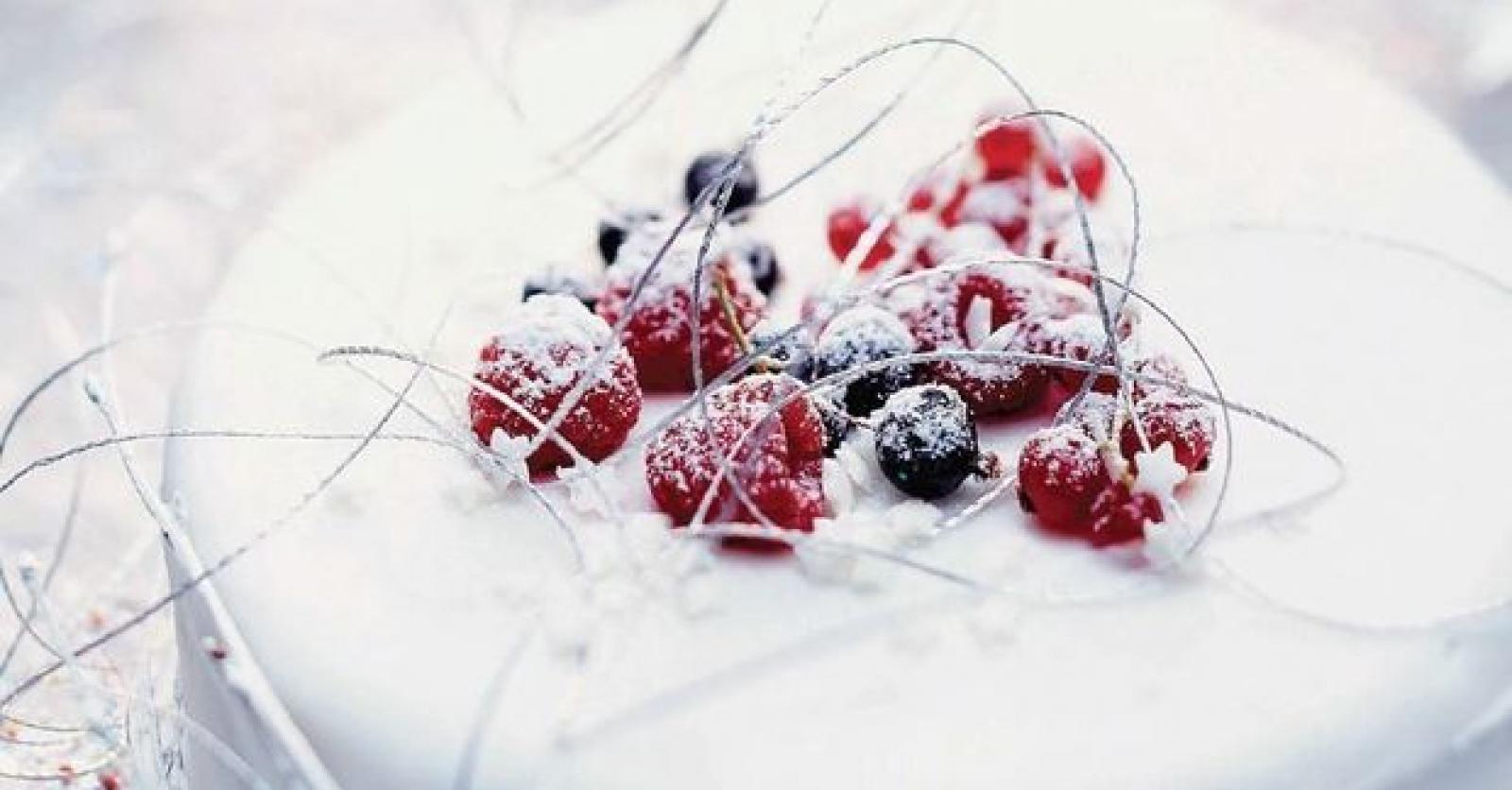 Kruidencake met rode vruchten