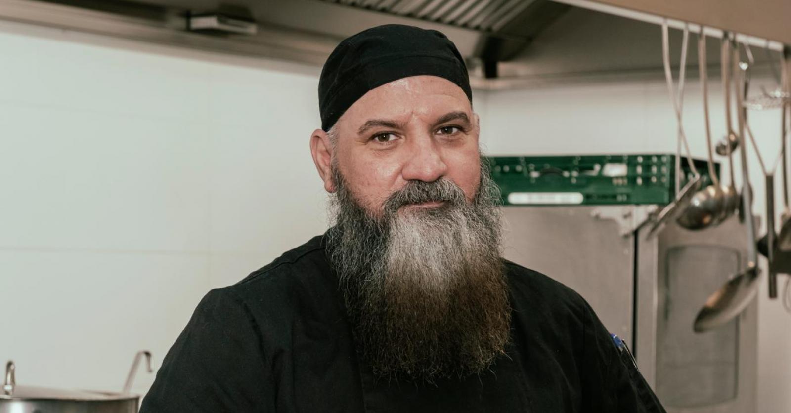 Ils changent le monde | Khalid Al-Kharki, chef cuisinier du centre d ...