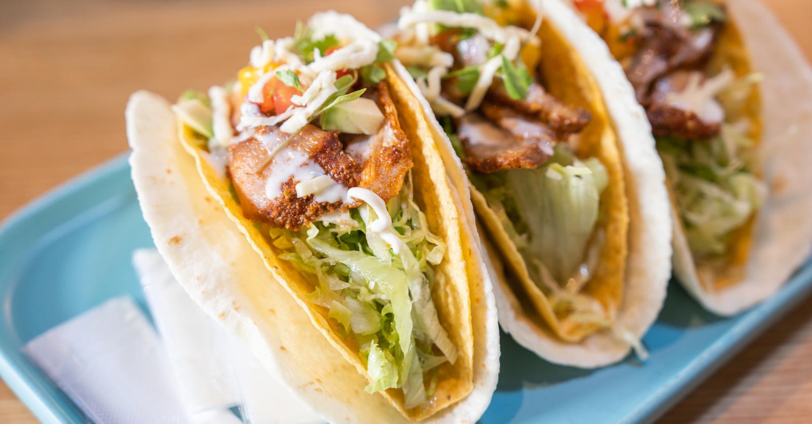 Taco gevuld met hoevekip en mozzarella