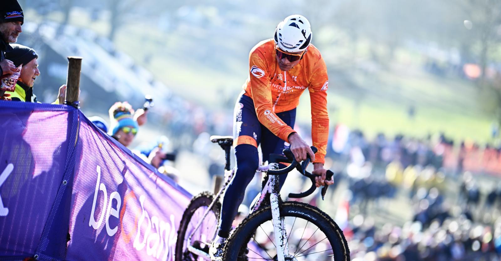 WK veldrijden: ongenaakbare Van der Poel pakt goud, Wout van Aert zilver en Thibau Nys brons