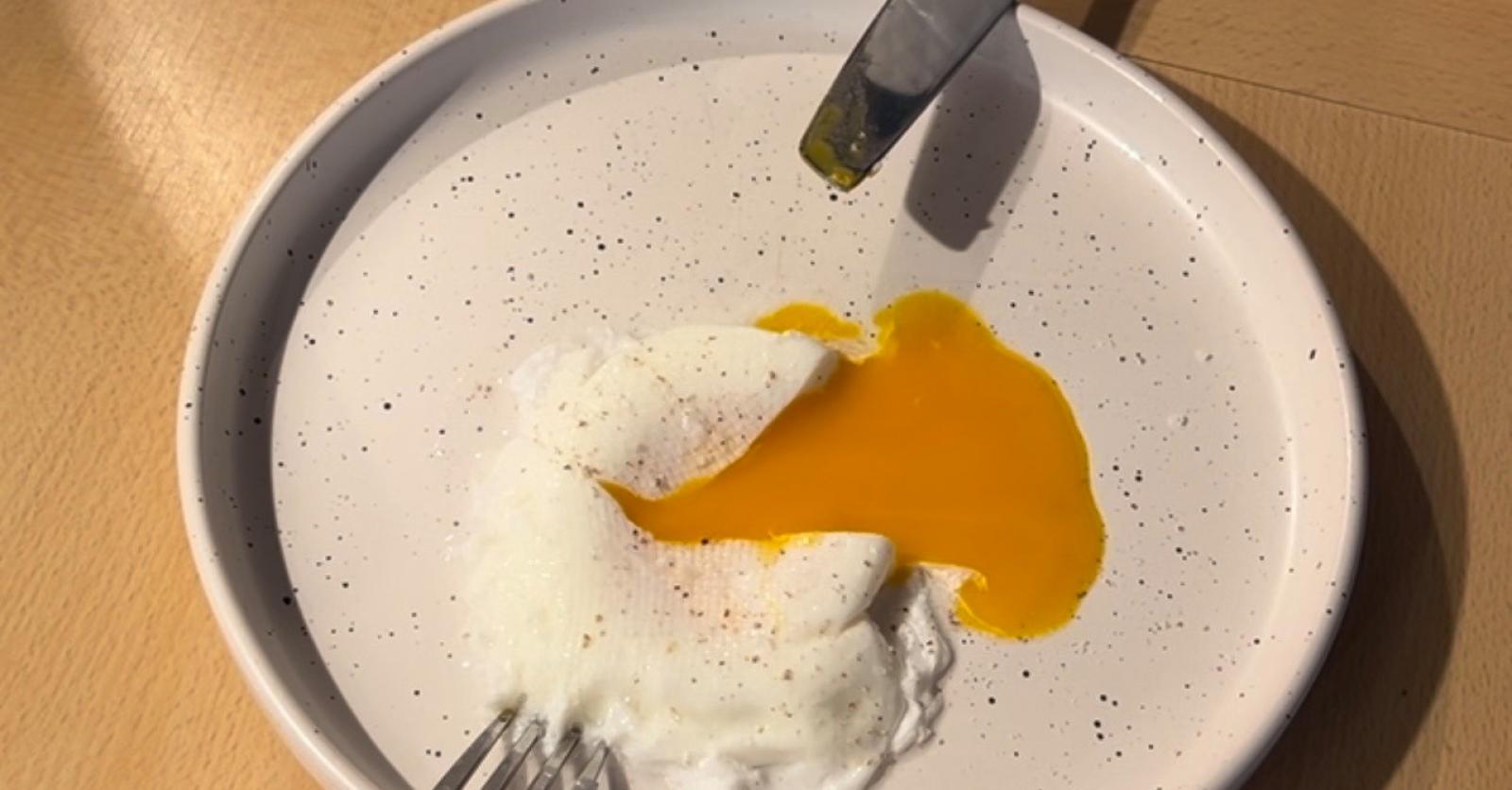 Hack ei pocheren: een ei pocheren met een zeef? Flair to the test!