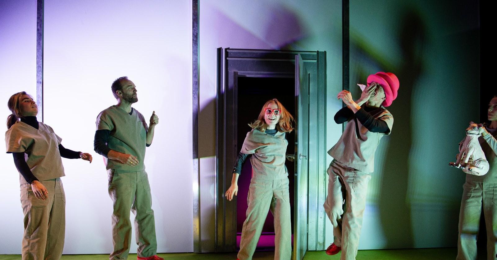 SKaGeN dolt met Godot en godoot in 'Triomf'