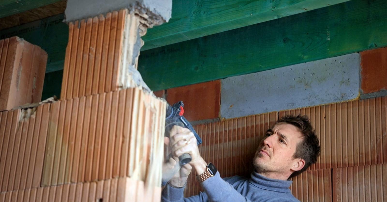 Andy en de Baksteen Belgen | Andy merkt dat muren scheef staan