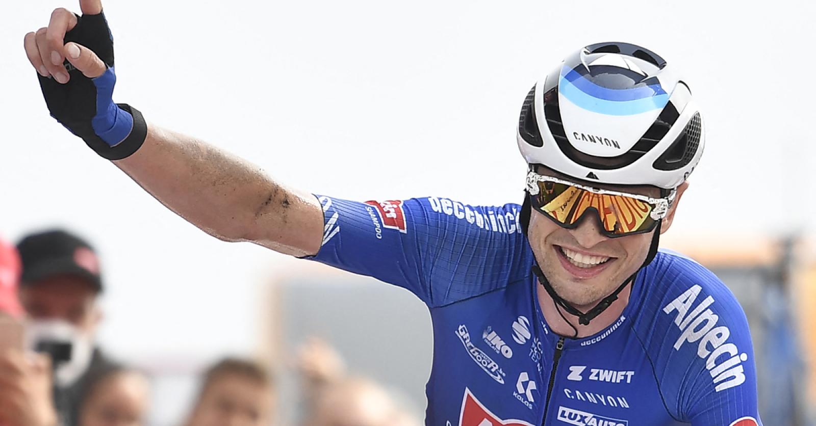 Remco Evenepoel blijft leider na nieuwe ritzege van Jay Vine in de Vuelta