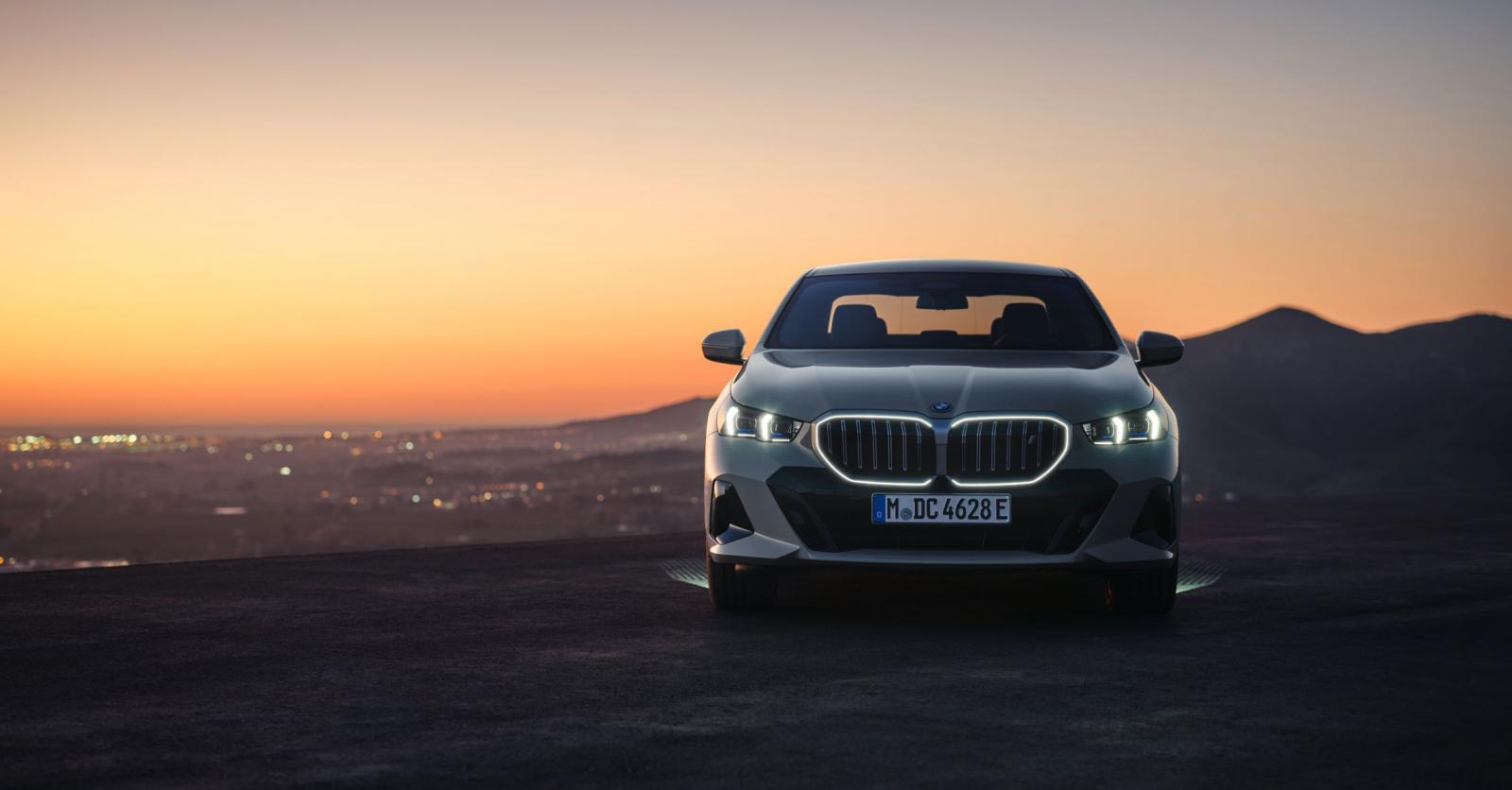 Nieuwe BMW 5 Reeks Berline rijdt voor het eerst ook elektrisch