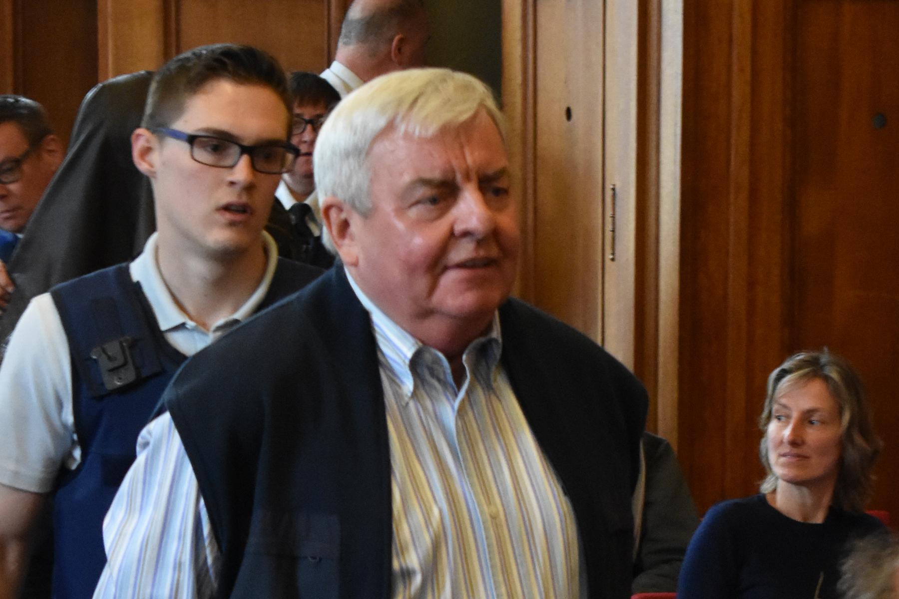 Pierre Serry, ‘fixer’ van de Kasteelmoord, mag met enkelband naar huis ...