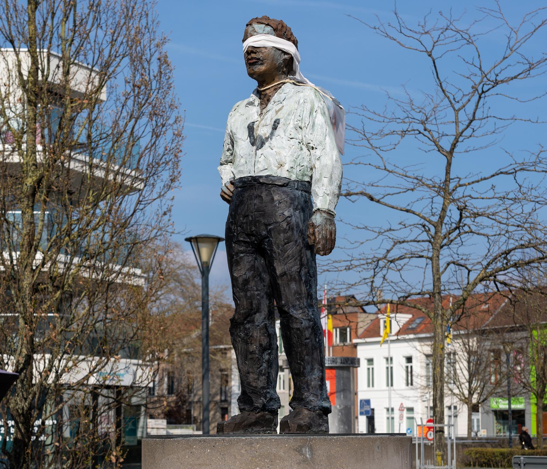 Klimaatactivisten blinddoeken standbeeld op de Veemarkt in Kortrijk - KW.be