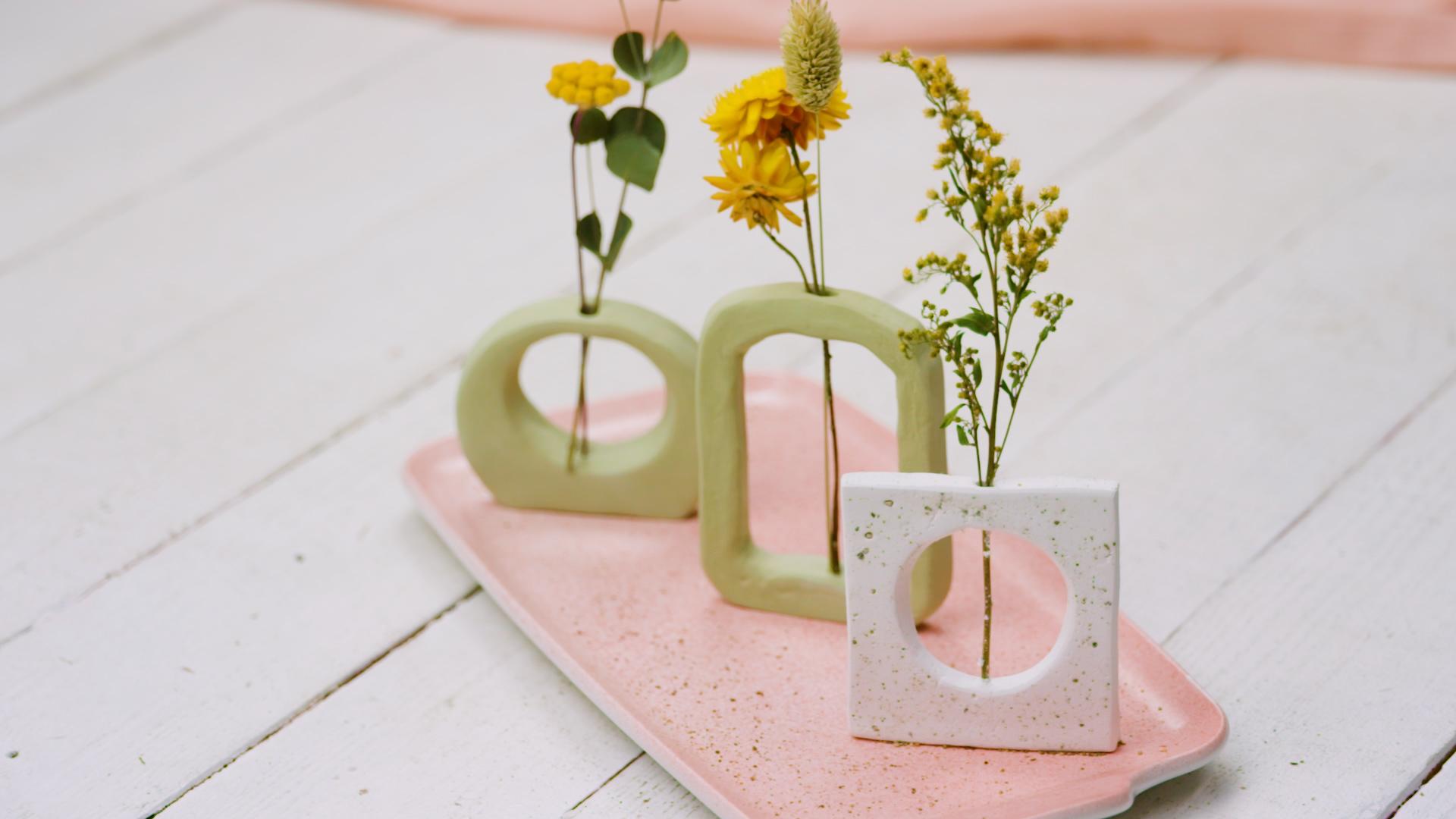 DIY: zo maak je zelf een vaasje met luchtdrogende klei - Libelle