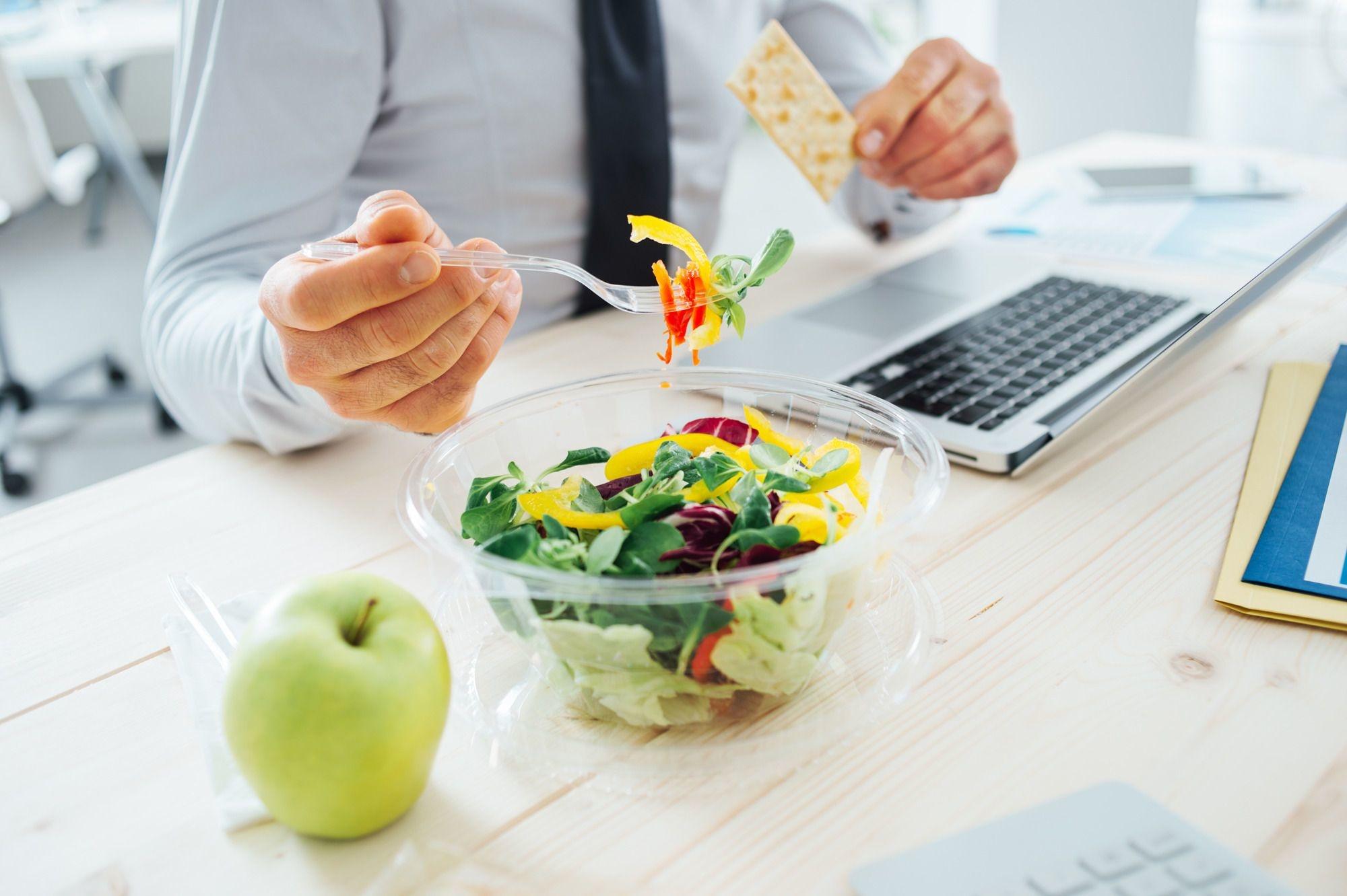 Comment manger seul modifie notre régime alimentaire