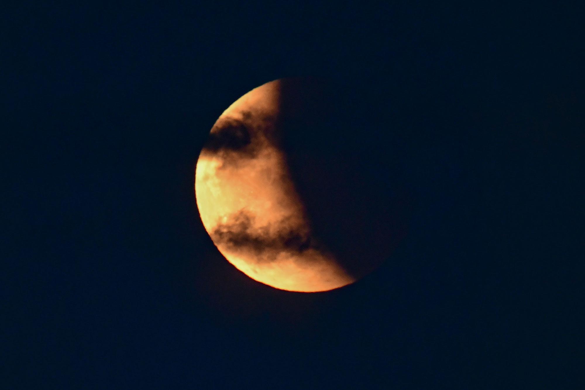 De maan glipt maandag even achter de coulissen