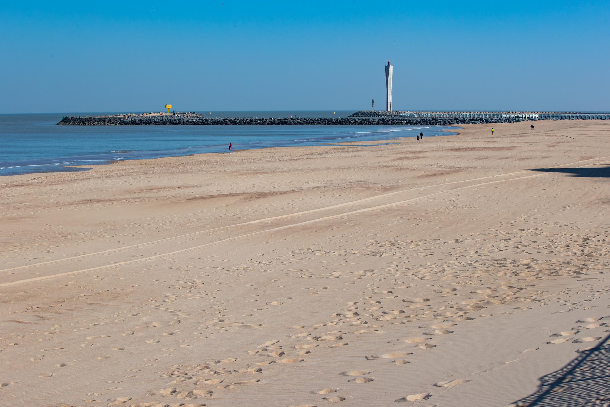 Coronavirus: Bredene ferme la seule plage naturiste de la Côte belge ...