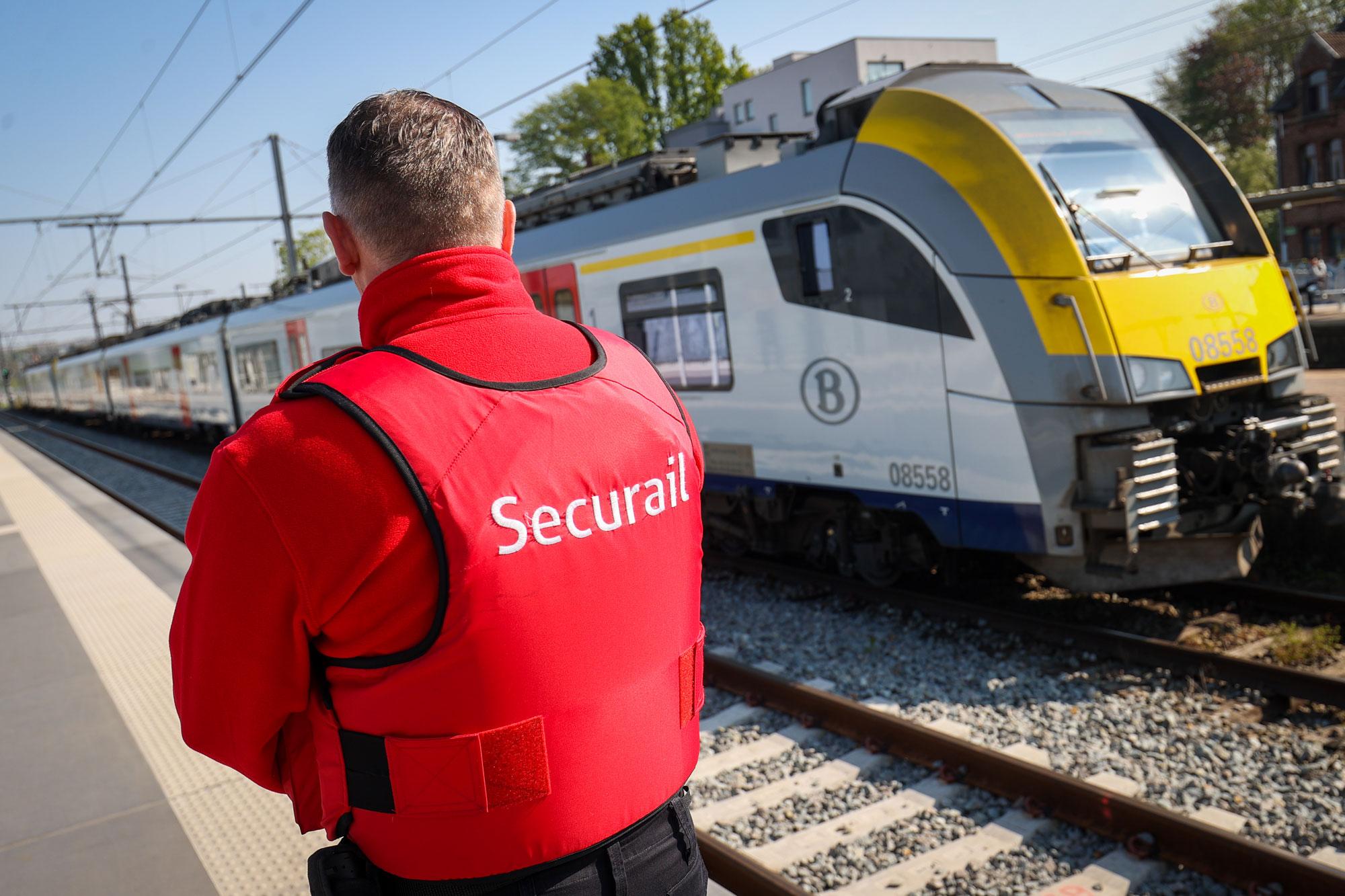 Treinreizigers zullen vaker hun ticket moeten tonen nog voor ze op de ...
