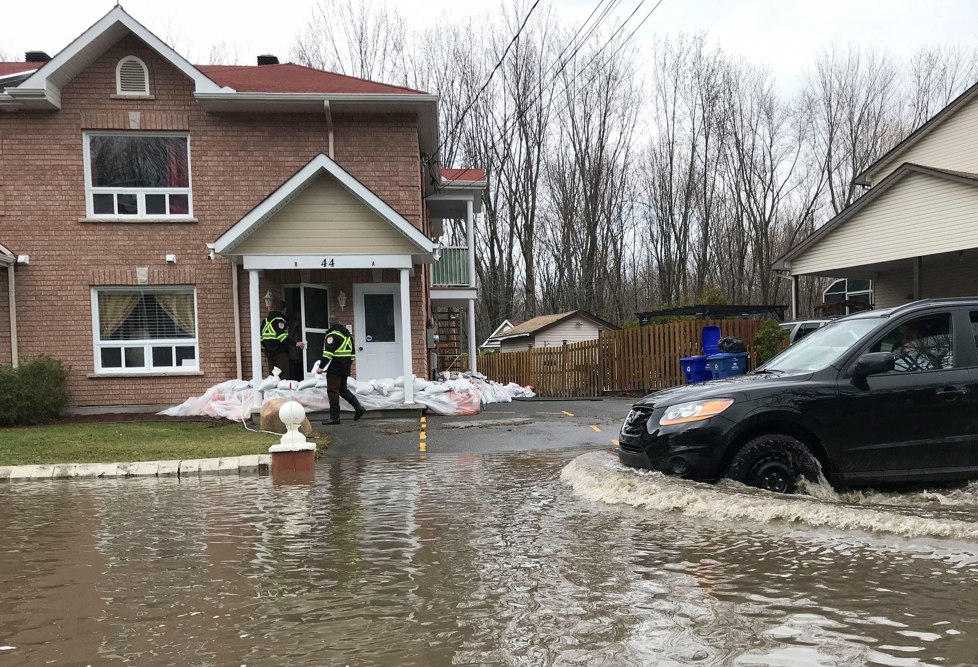 Inondations au Canada: une digue cède, des milliers d'évacués près de ...