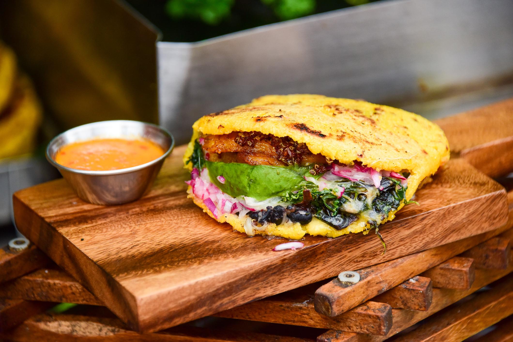 Les arepas, les galettes traditionnelles venezueliennes qui font ...