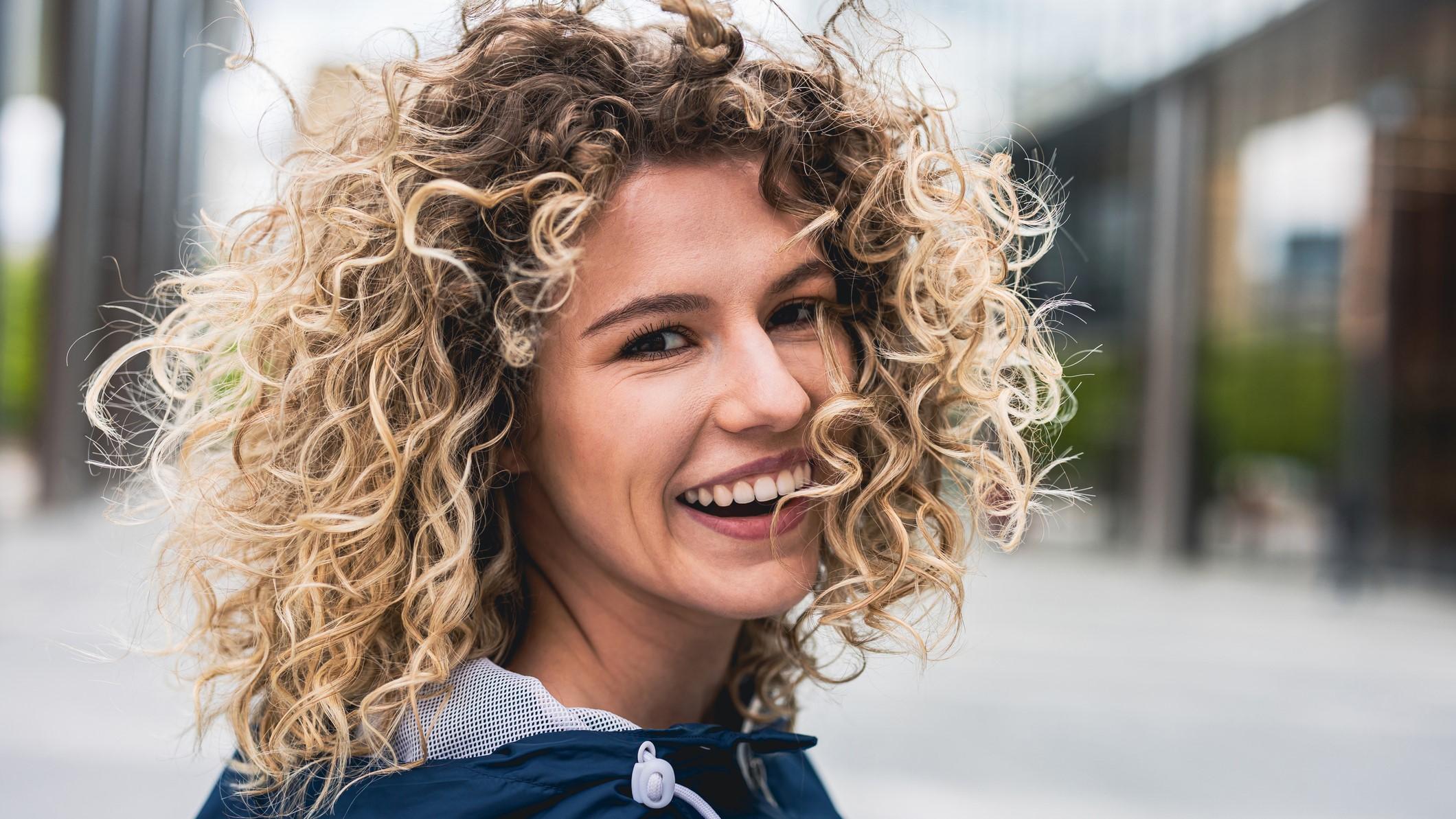 Curly girl methode: wat is het en hoe werkt het? - Libelle