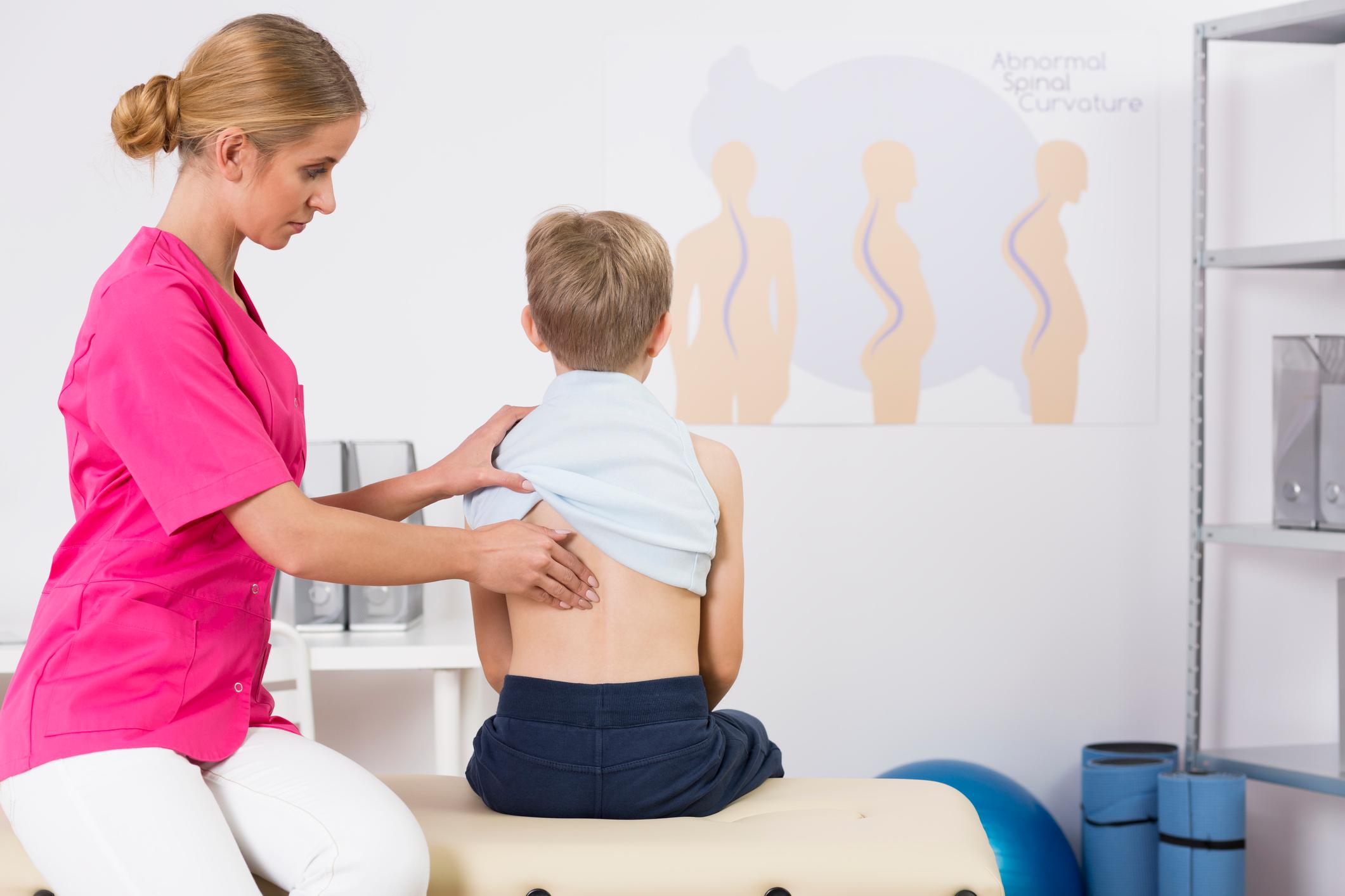 Scoliose bij kinderen: wat is het en wat doe je eraan? - Libelle Mama