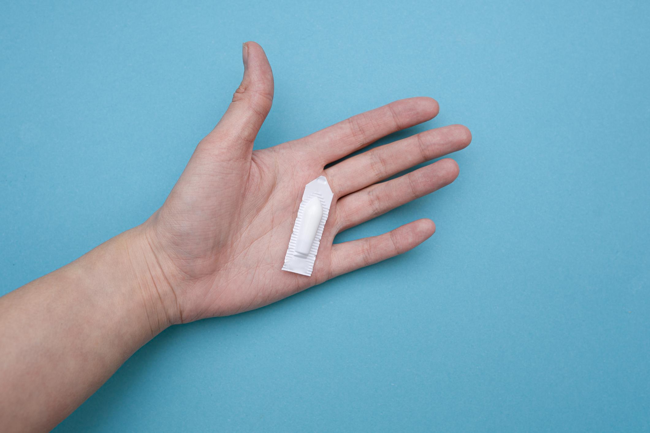 Een zetpil inbrengen doe je zo - Libelle Mama