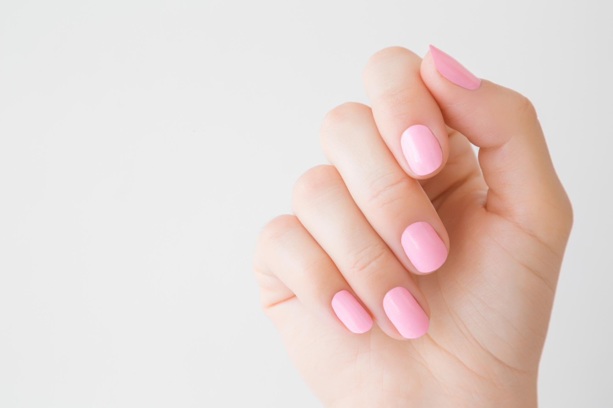 BARBIE GLAZED NAILS: la nouvelle tendance ongles lancée par Hailey Bieber