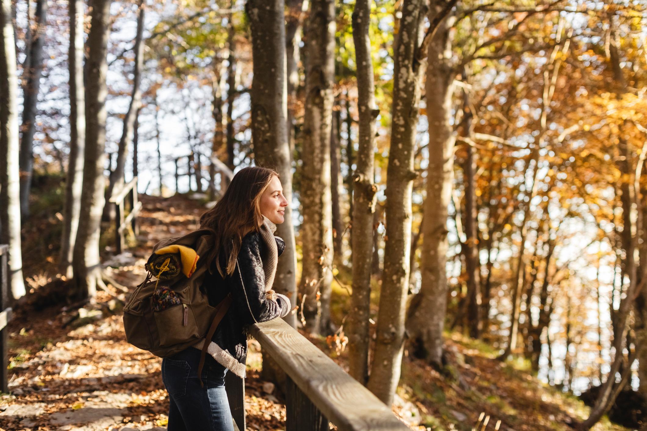 Mindful wandelen: zo haal je alles uit je herfstwandeling - Libelle