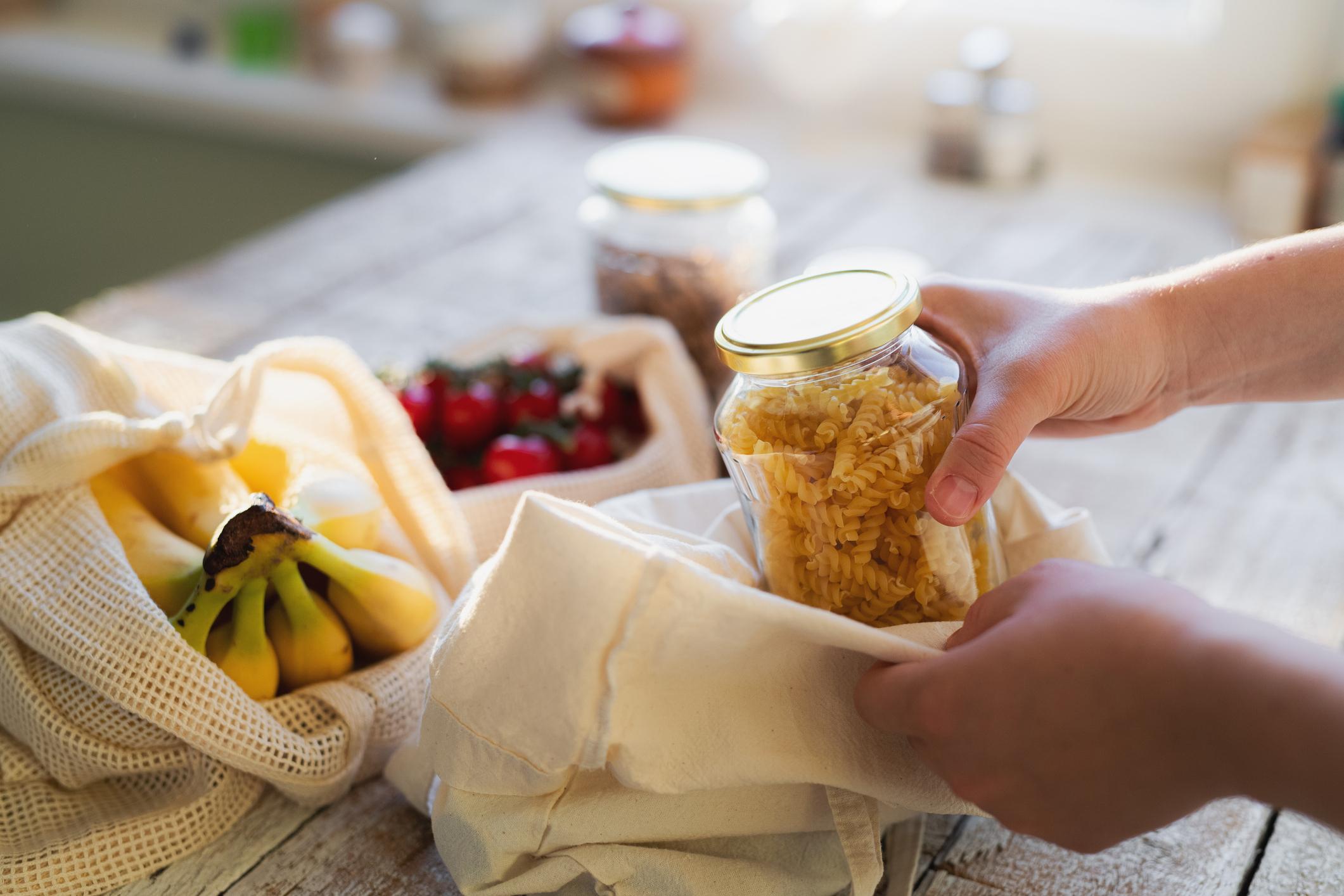 FAVV stelt checklist op voor wie met eigen verpakking gaat shoppen