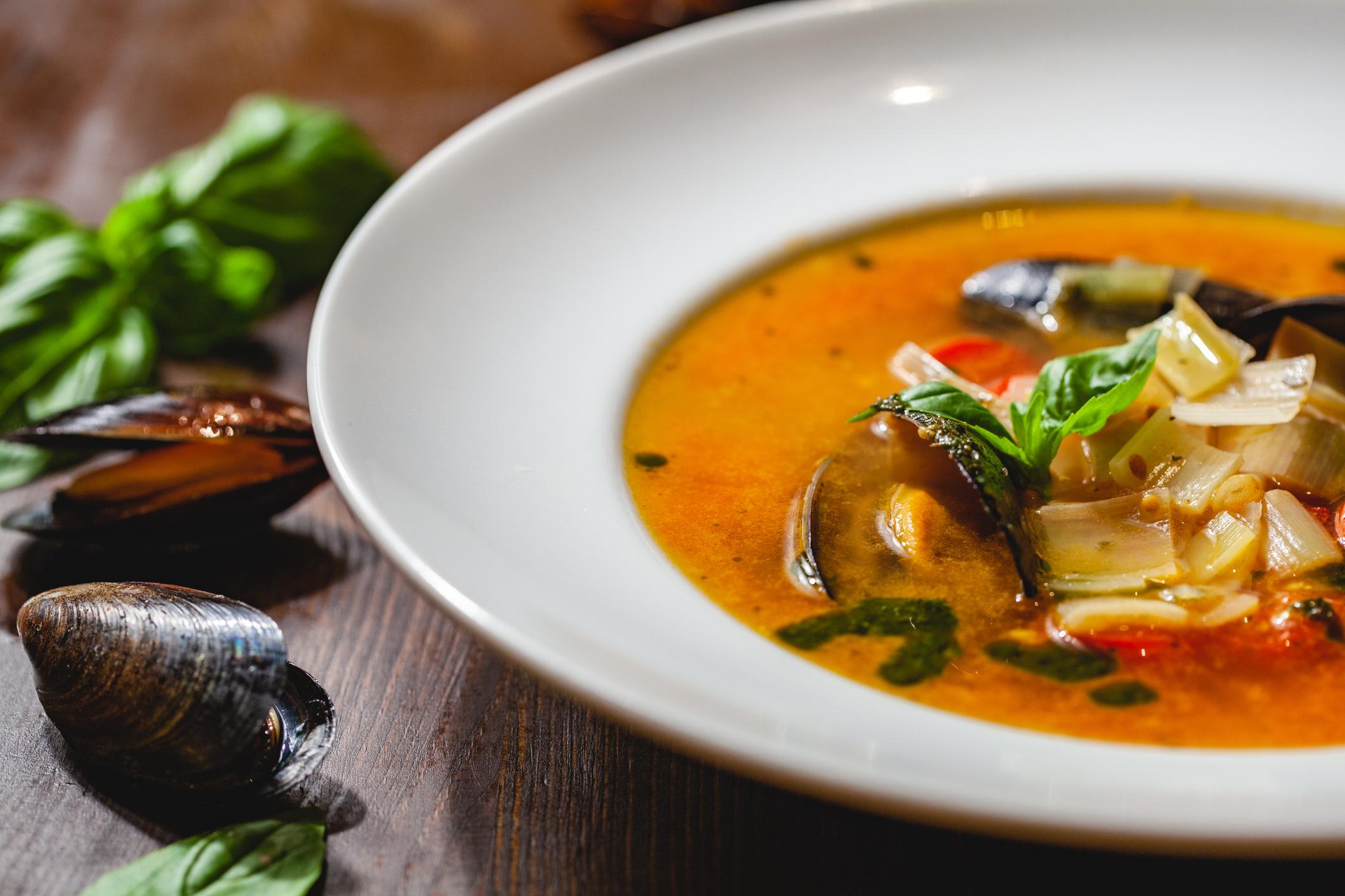 Bouillon met mosselen, zure room en bieslook