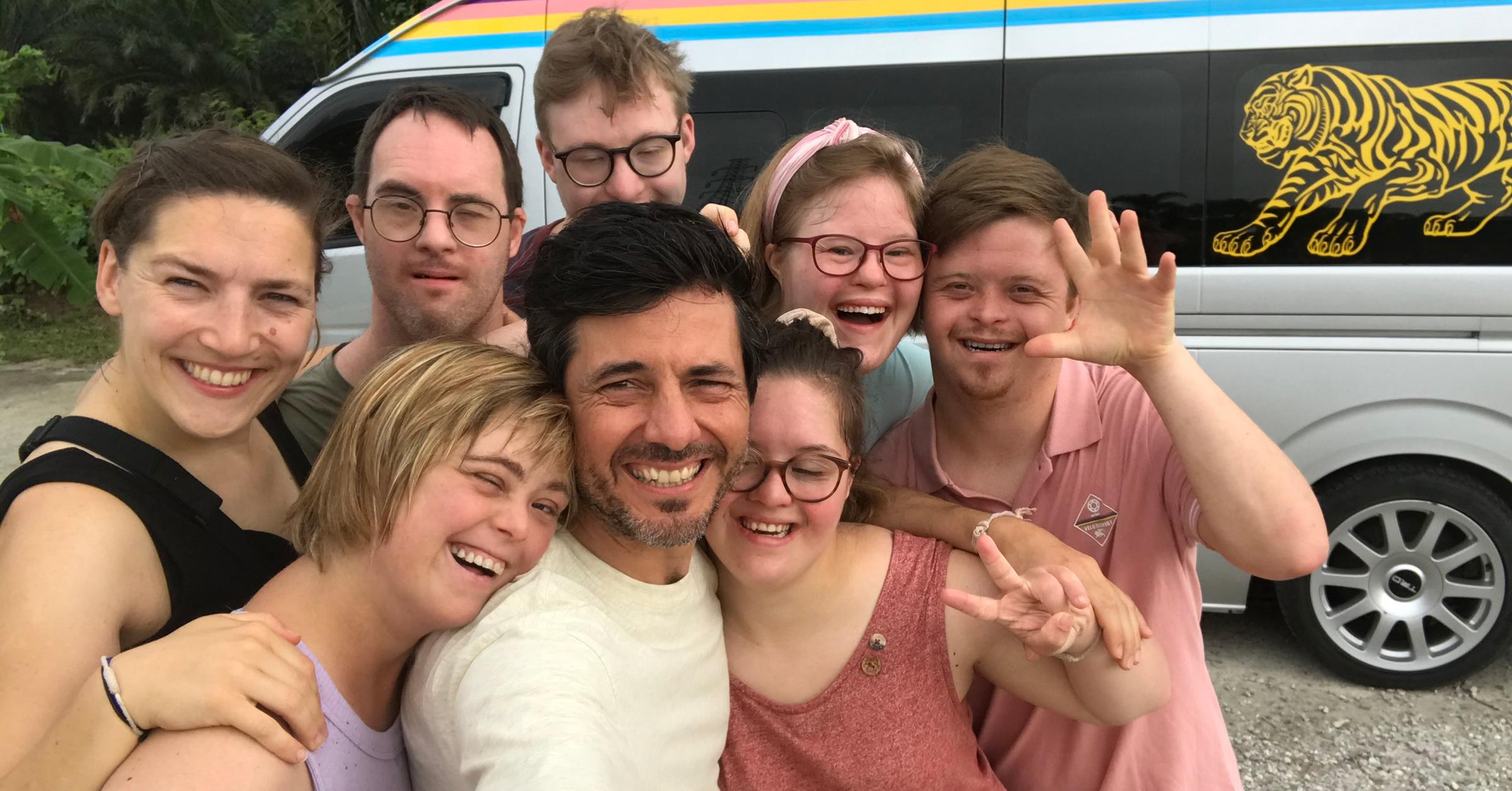 'Down the road': Dieter jaagt reisgenoten stuipen op het lijf met ...