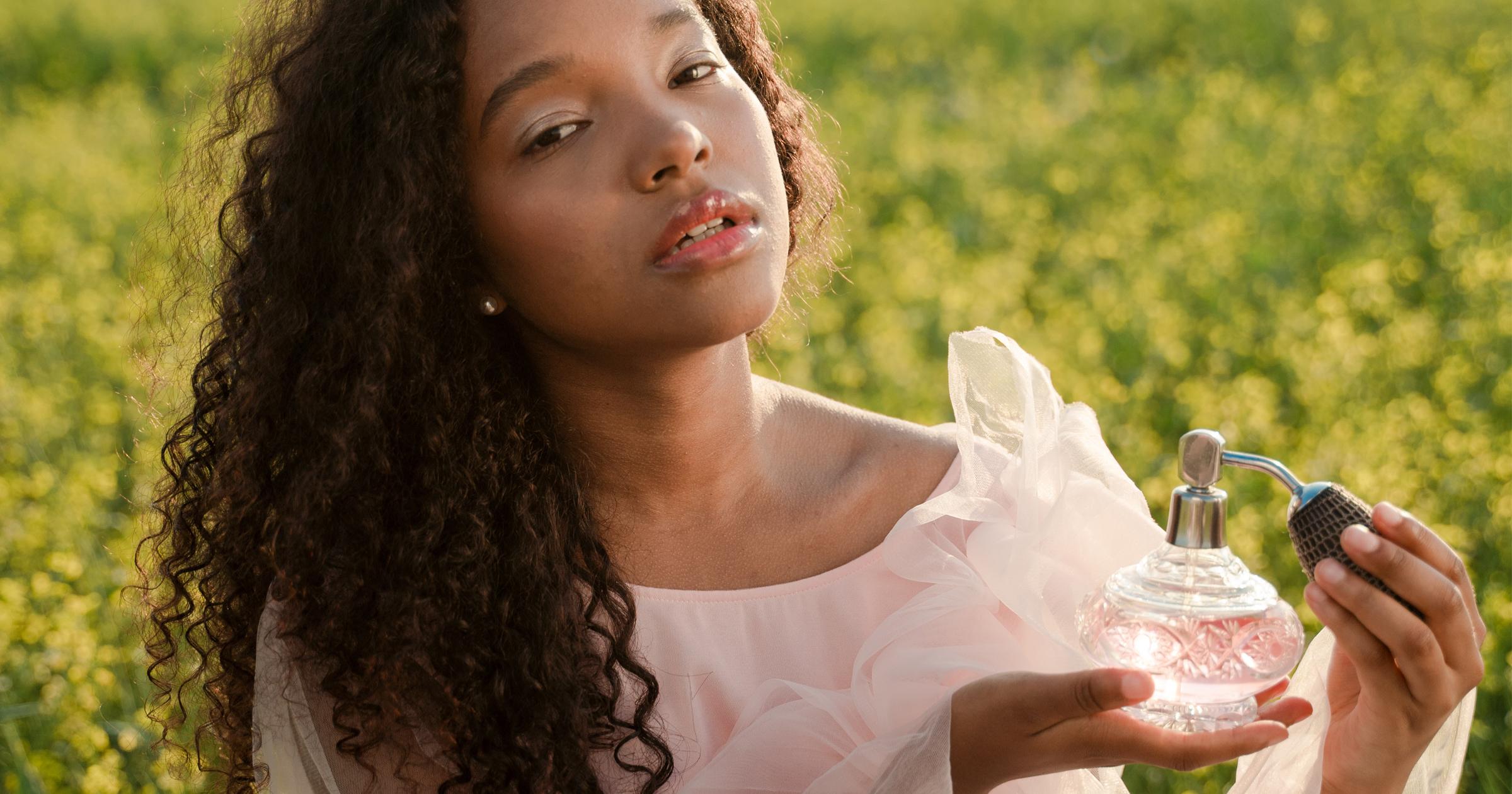 Parfum langer ruiken in de zomer? Probeer dit trucje eens!