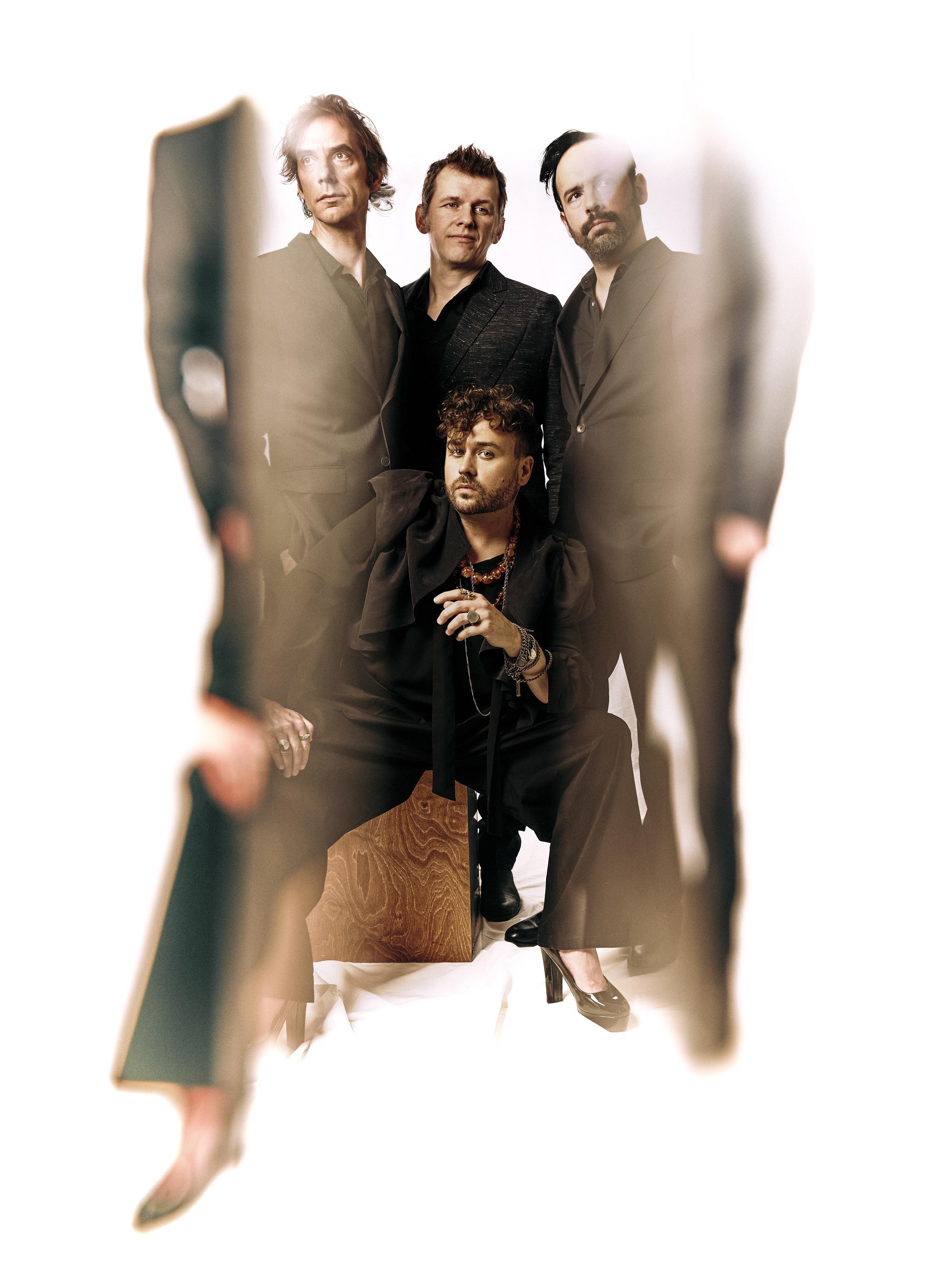 In première: Dez Mona blikt terug op de bezwerende liefde van het ...