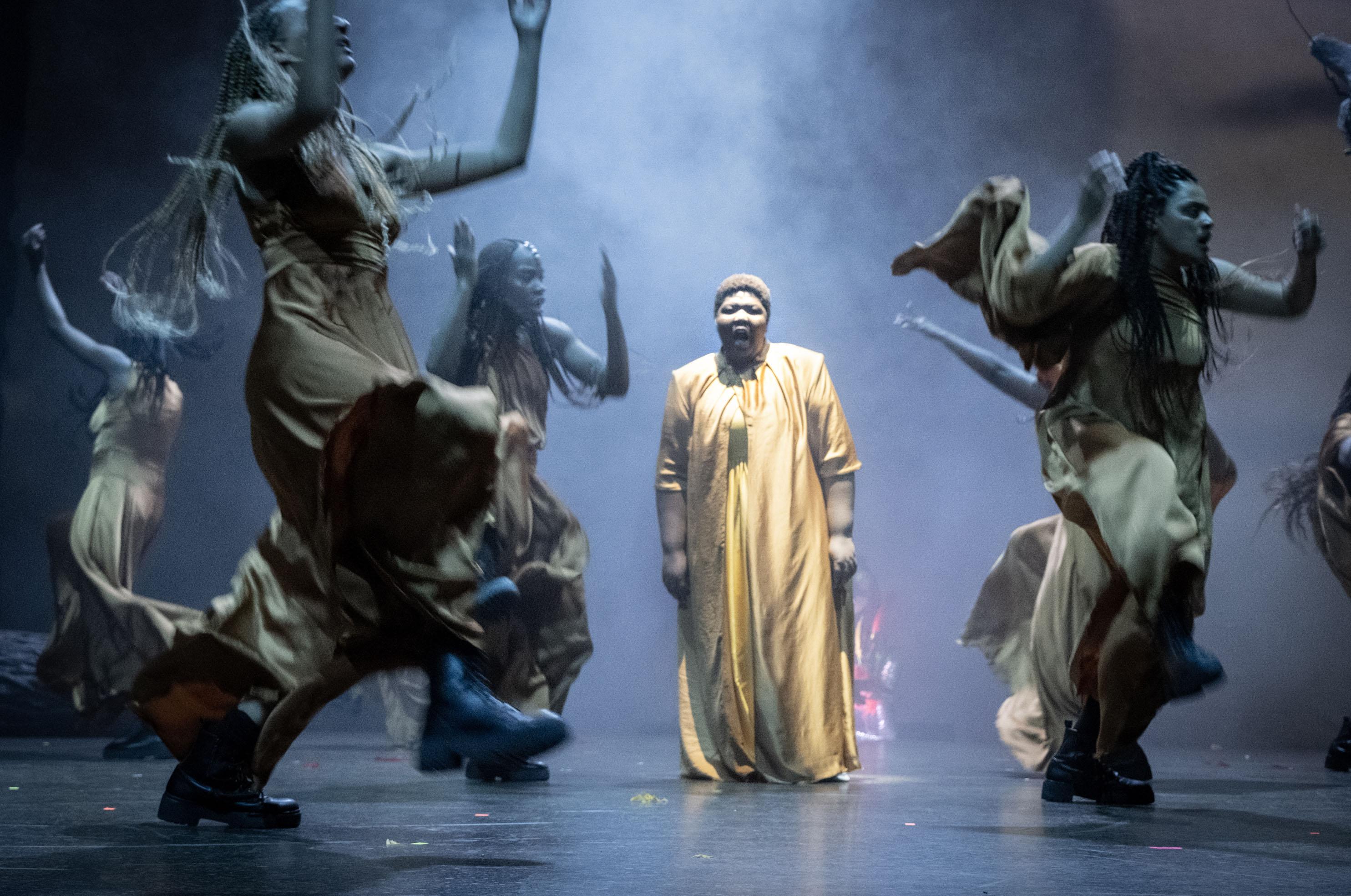 ‘FUCK PEACE!’, klinkt het in 'The Golden Stool', een krachtig, ongewoon ...