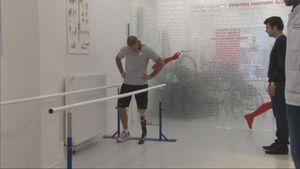 Handbiker Wim Decleir krijgt prothese waardoor hij weer kan lopen - KW.be