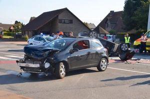 Wagen over de kop aan Kennedy-rondpunt - KW.be