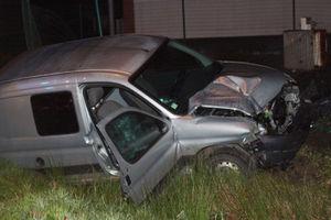 Wagen rijdt over rondpunt op Rijksweg in Izegem - KW.be