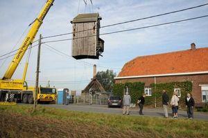 Gigantische kraan hijst molenhuis van zijn drijfas in Langemark - KW.be