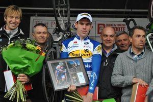 Niko Eeckhout, Stijn Neirynck en Jurgen Van de Walle hangen fiets aan de haak - KW.be