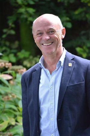 Waregemse Zingende Ster Philip Sabbe staat dit jaar 40 jaar op de ...