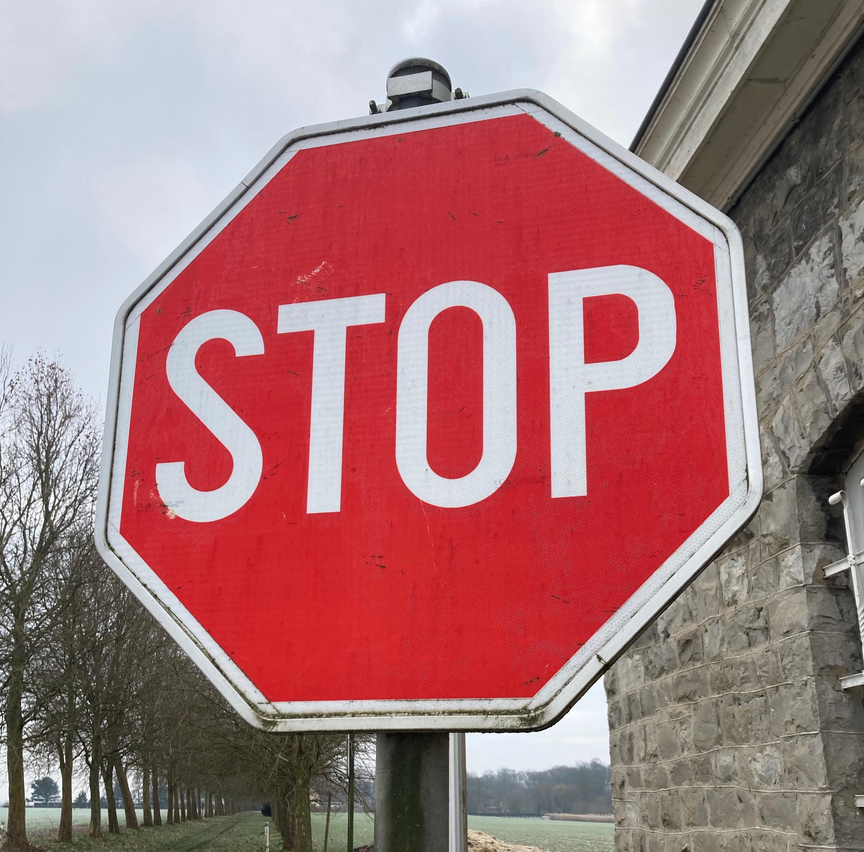 Trop de panneaux Stop en Belgique?