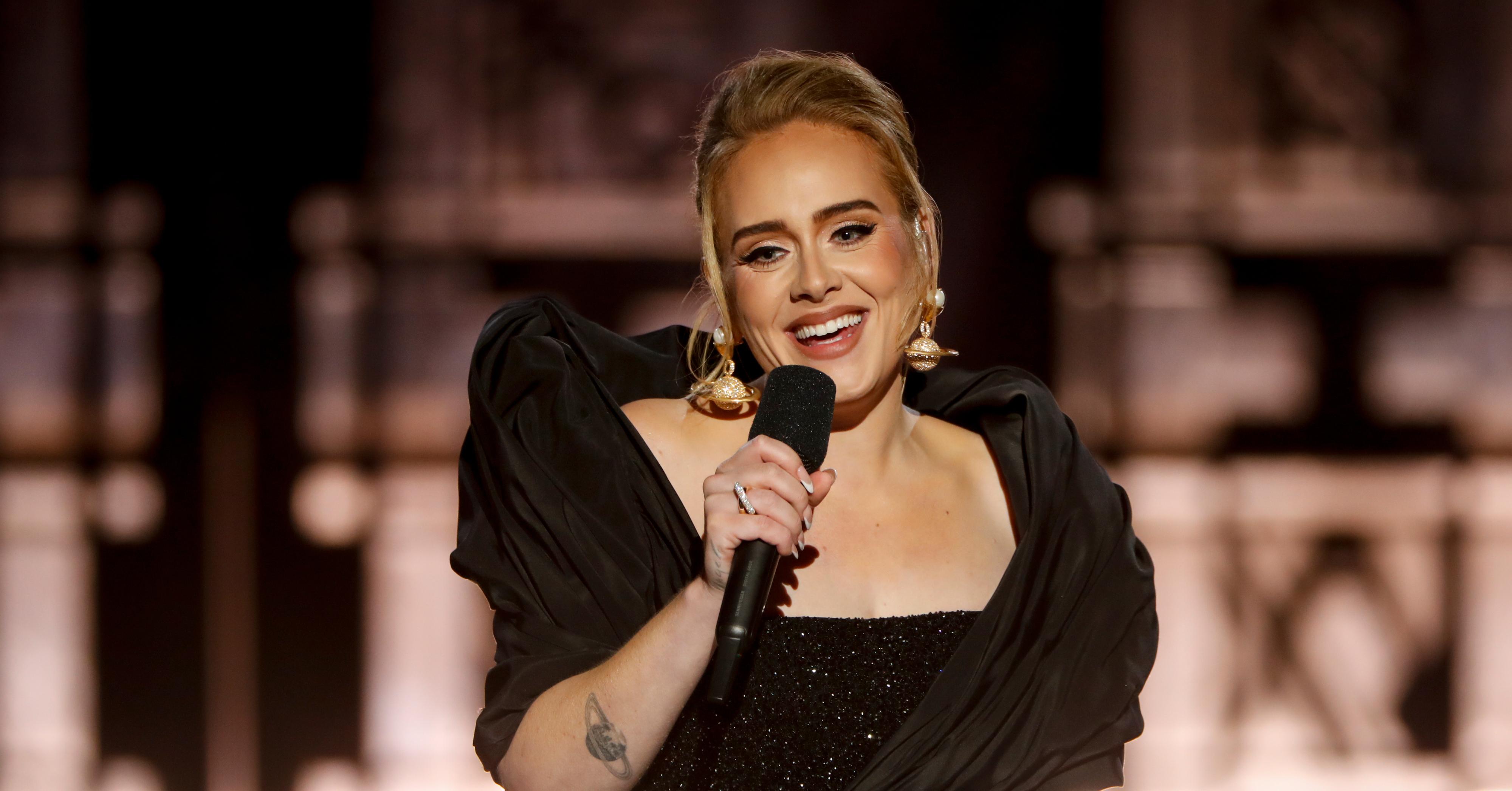 Adele in tranen: 7x de mooiste momenten tijdens 'An Audience with Adele'
