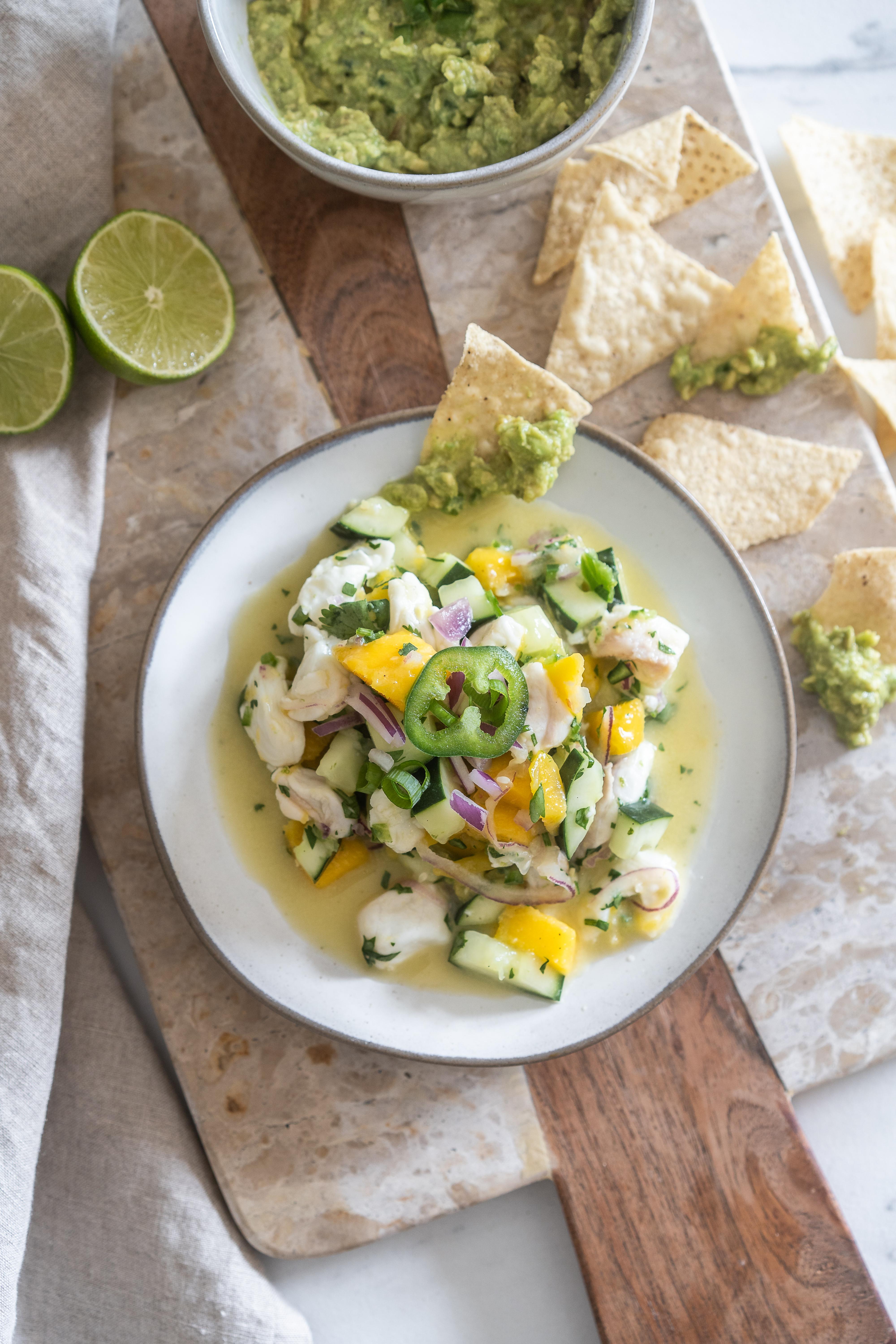 Ceviche de bar au lait de coco, salade de mangue et concombres