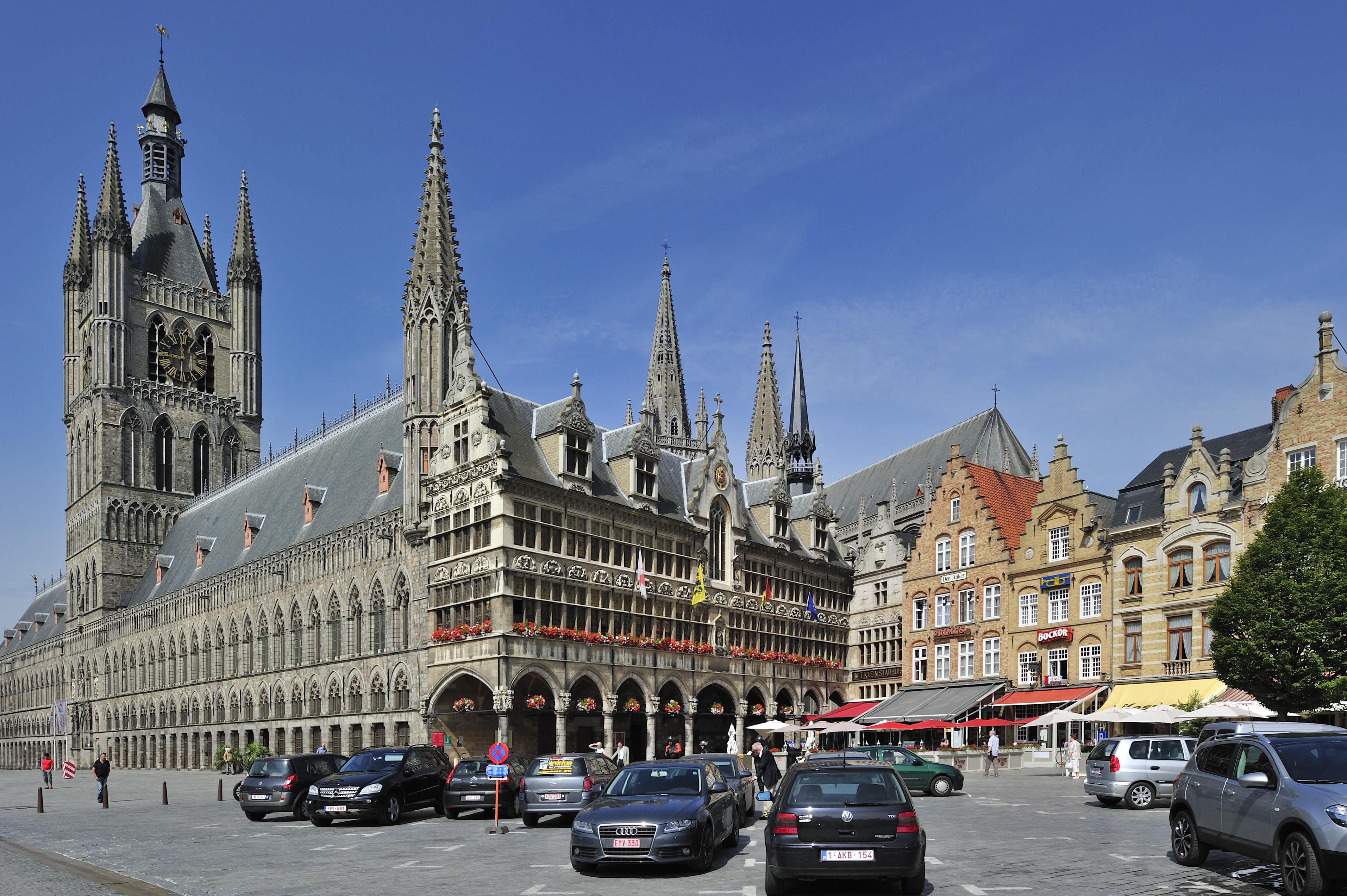L'homme qui a sorti un couteau dans l'hôtel de ville d'Ypres a été ...