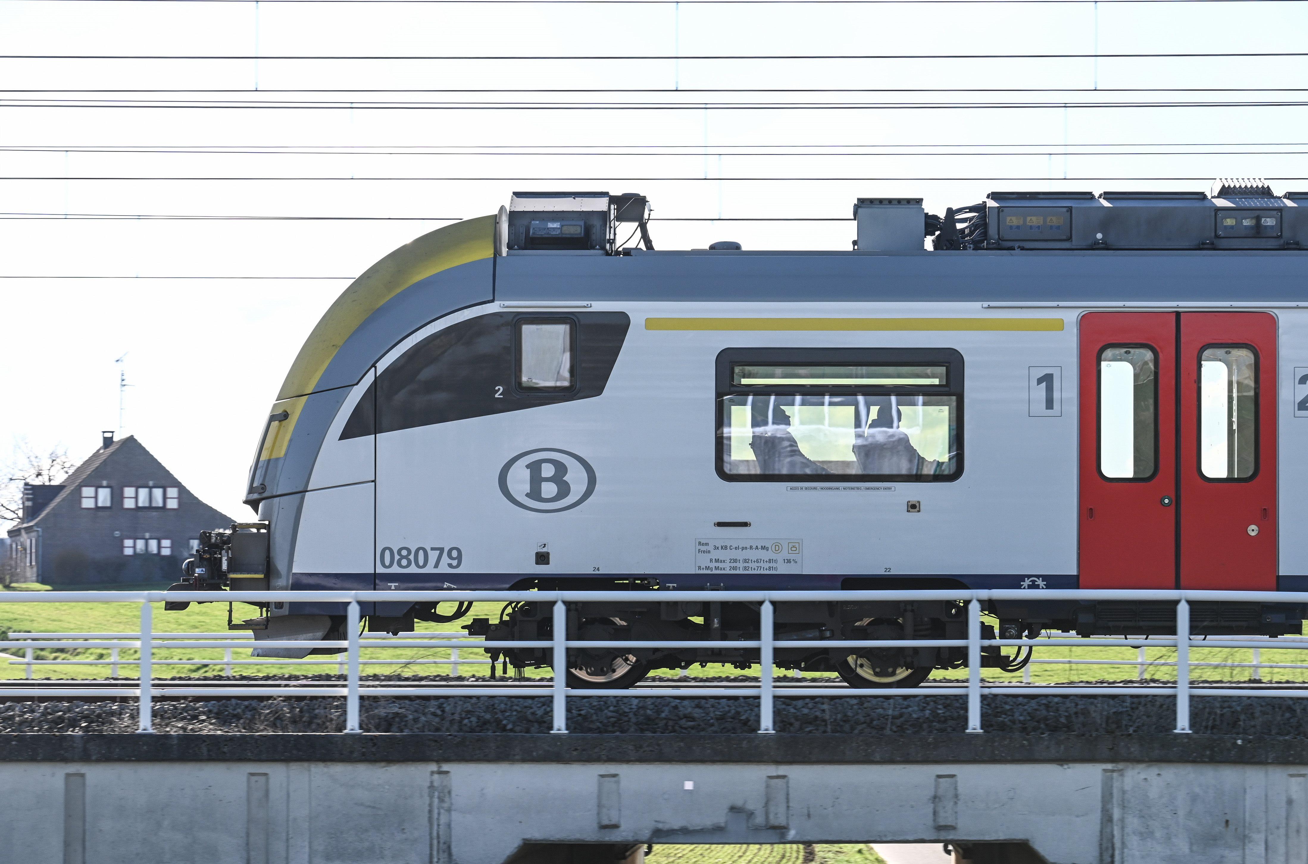 Face à la chaleur, les usagers de la SNCB suffoquent: "Ces trains s ...