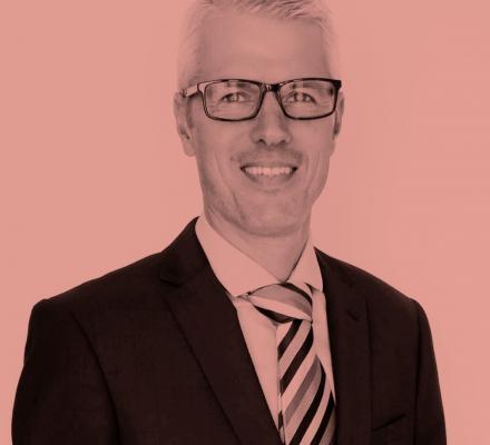 ‘Van de mensen die komen om te helpen, blijf je af’ (Knack)