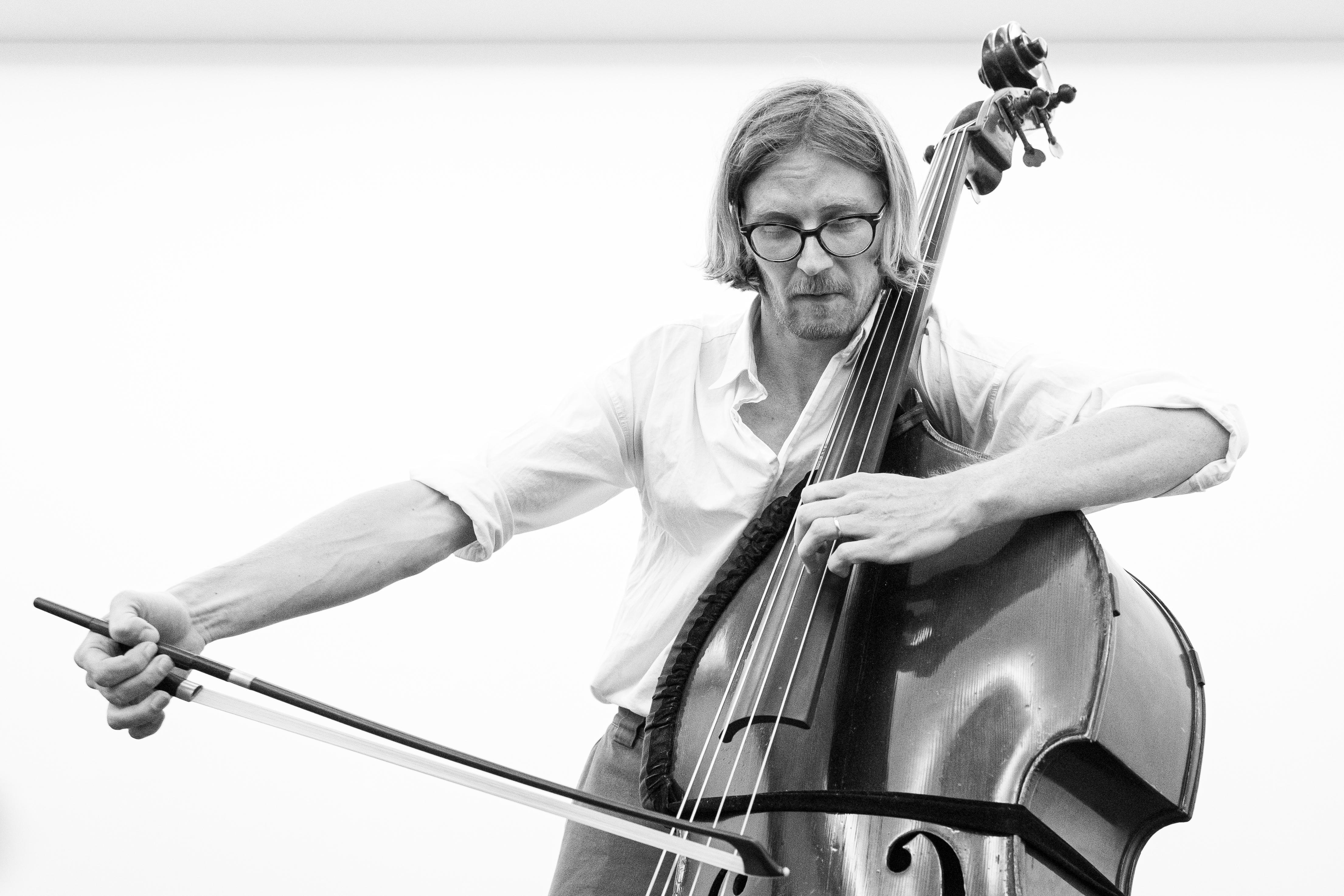 Wat analoge fotografie en snaren van darmen volgens contrabassist Nils ...